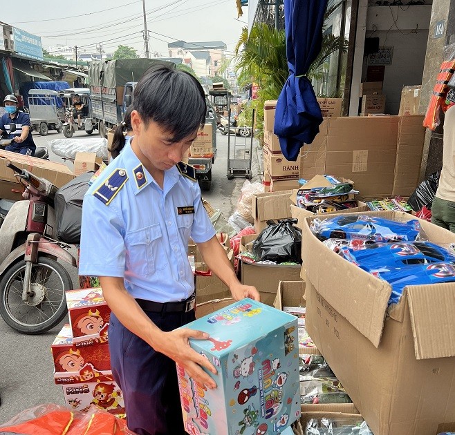 Hà Nội: Mua đồ chơi của người lạ về bán, bị lực lượng chức năng tạm giữ ...