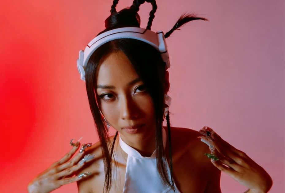 Hình ảnh của nữ Rapper Suboi xuất hiện tại quảng trường lớn nhất nước ...