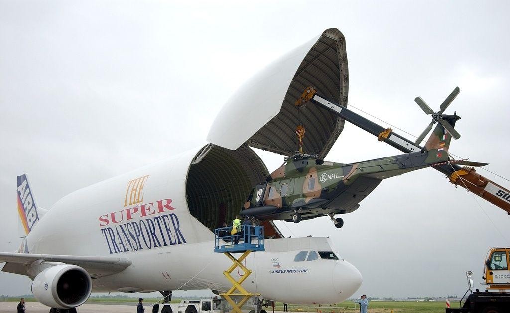 Máy bay Airbus Beluga A300-600ST thể hiện năng lực vận tải lớn hơn cả ...