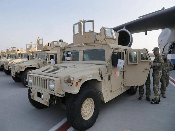 Mỹ bàn giao 100 xe bọc thép Humvee cho quân đội Ukraine | Báo điện tử ...