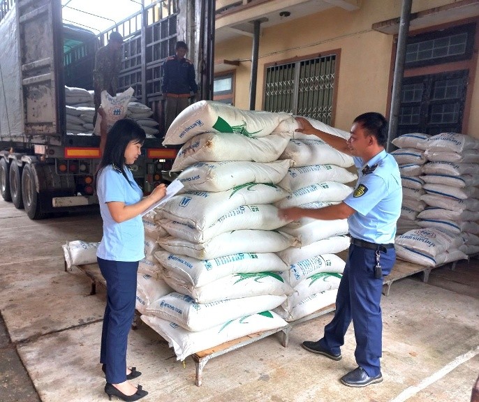 Vận chuyển 5 tấn đường cát nhập lậu đi tiêu thụ, bị tịch thu hàng và ...