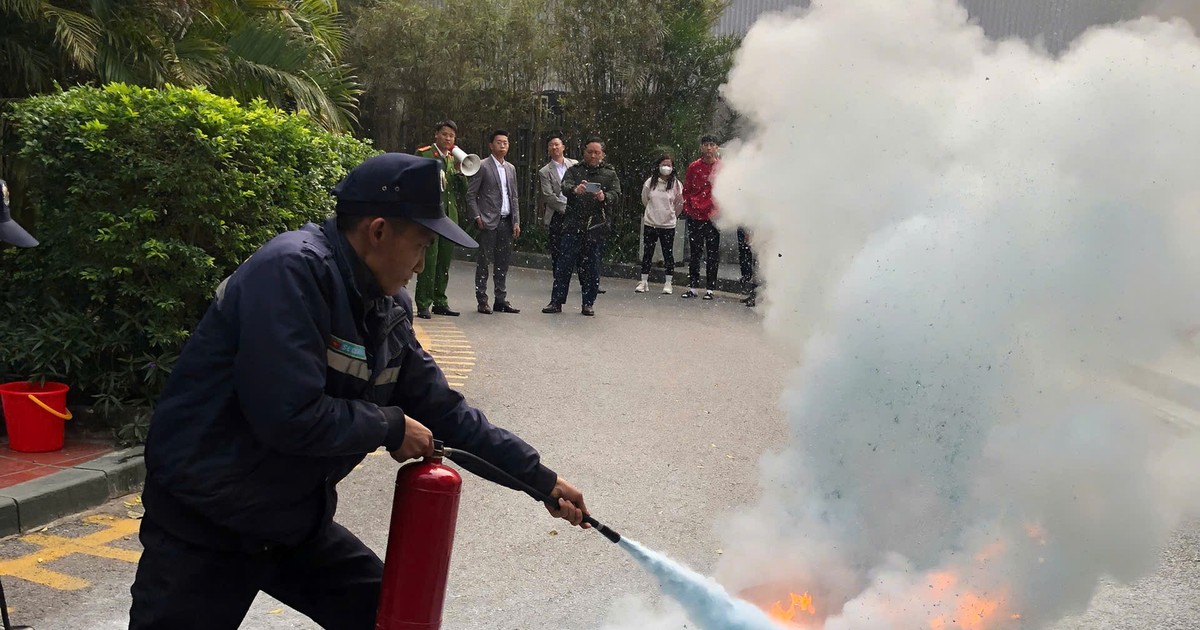 Xử lý nhanh tình huống cháy giả định có người mắc kẹt tại Tòa nhà FLC ...