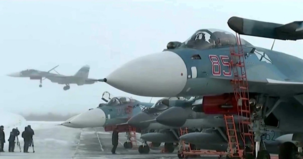 Tiêm kích MiG-29K và Su-33 'lên bờ dài hạn' hé lộ tình trạng tàu sân ...