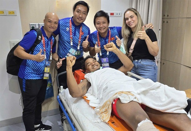 Xuân Son tươi rói ăn mừng vô địch trong bệnh viện | Báo điện tử An ninh Thủ đô