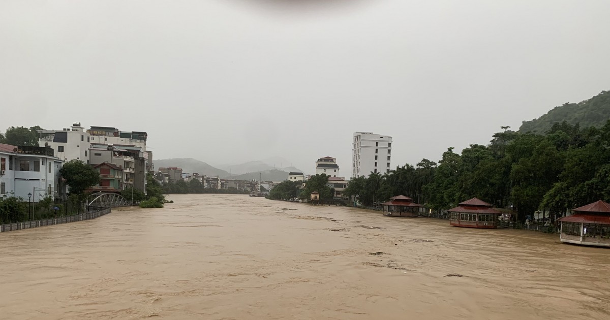 Lũ sông Lô đạt mức lịch sử 30 năm, nước cuồn cuộn đổ về | Báo điện tử ...