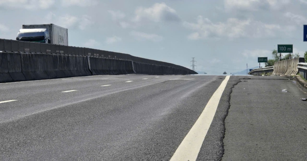 Cao tốc Đà Nẵng- Quảng Ngãi hằn lún do xe tải nặng lưu thông nhiều ...