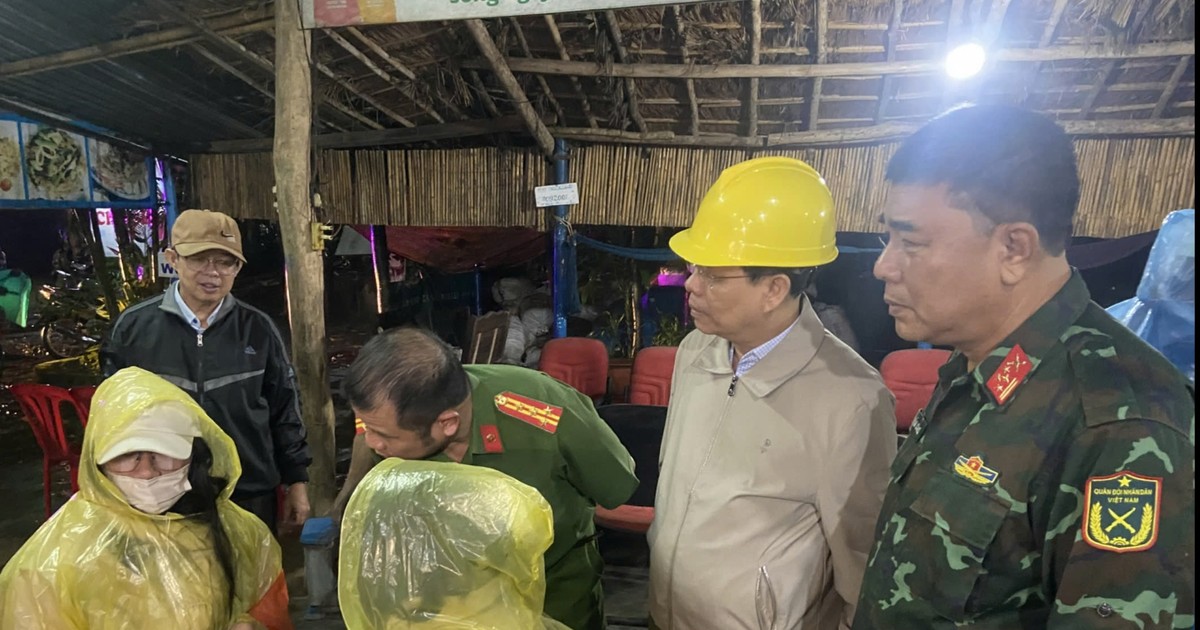 Giải cứu thành công hơn 300 người mắc kẹt do sạt lở đèo Khánh Lê trong đêm | Báo điện tử An ninh ...