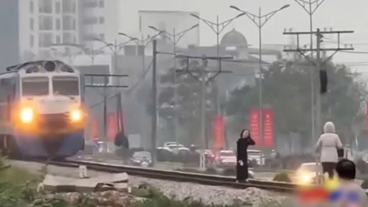 Lái tàu kể lại cú hãm phanh "cháy đường ray" trước 2 phụ nữ thả dáng ...