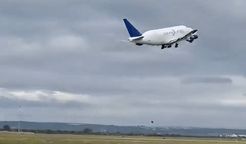 Máy bay Boeing 747-400 Dreamlifter rụng bánh khi cất cánh | Báo điện tử ...