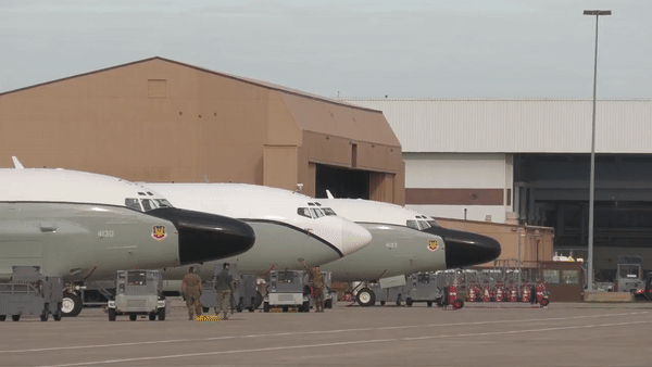 Mỹ tố tiêm kích Trung Quốc áp sát nguy hiểm trinh sát cơ RC-135 ở Biển ...