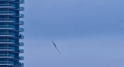 'Bóng ma bầu trời' B-2 Spirit của Mỹ bay lách qua tòa cao ốc | Báo điện ...