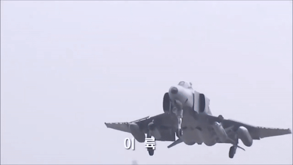 Phi đội F-4E Phantom Hàn Quốc diễn tập 'Voi đi bộ' trước khi từ giã bầu ...