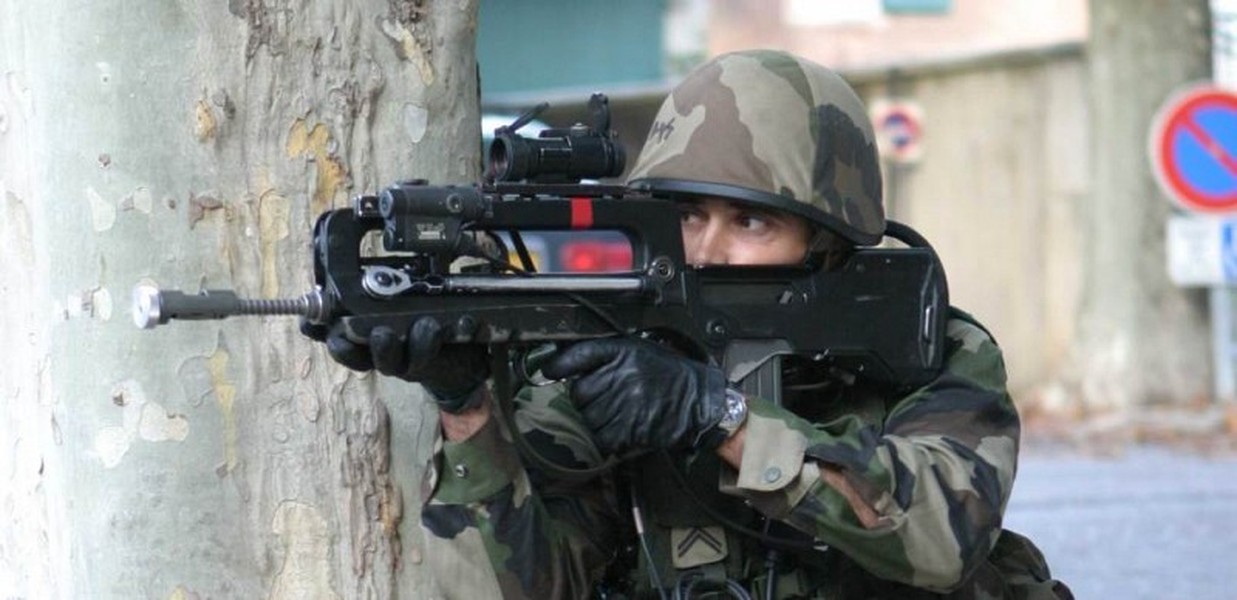 Súng trường tấn công FAMAS Pháp bắn nhanh gần gấp đôi khẩu AK Nga | Báo ...