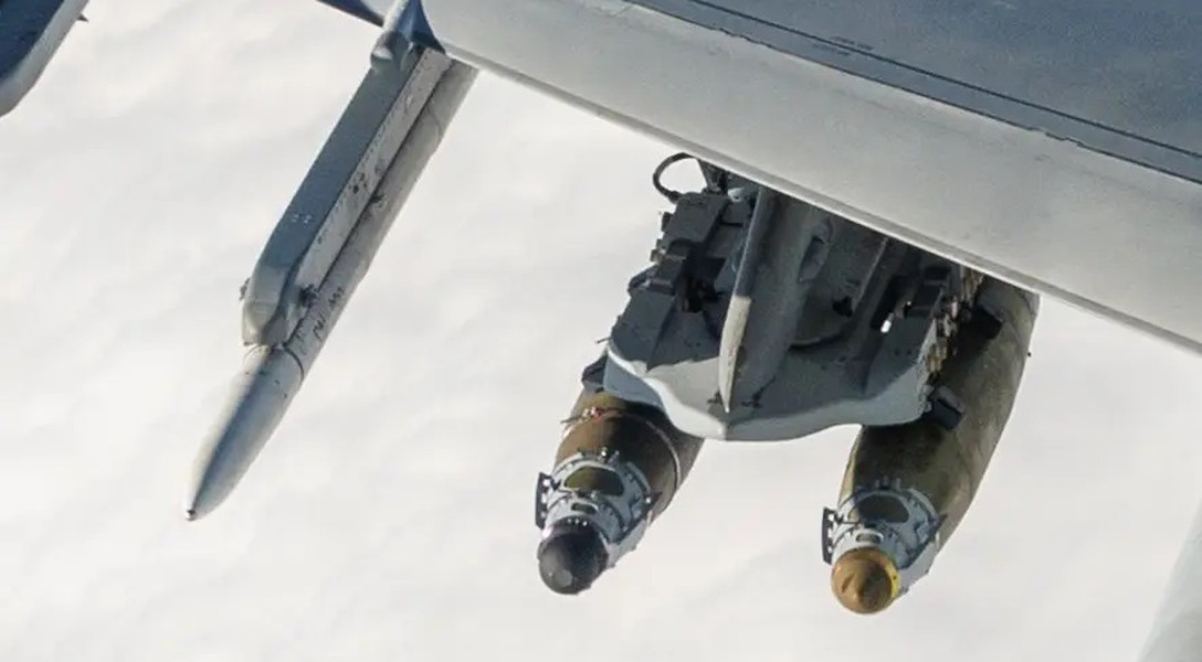 F-16 Viper Block 70 Mỹ chế tạo cho Bahrain xuất hiện với cấu hình vũ ...