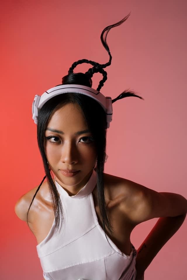 Hình ảnh của nữ Rapper Suboi xuất hiện tại quảng trường lớn nhất nước ...