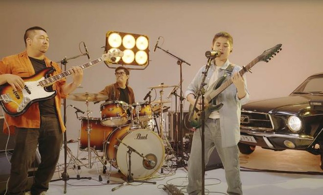 Rapper Shumo AG vừa hát vừa chơi guitar điện siêu cuốn trong dự án mới ...